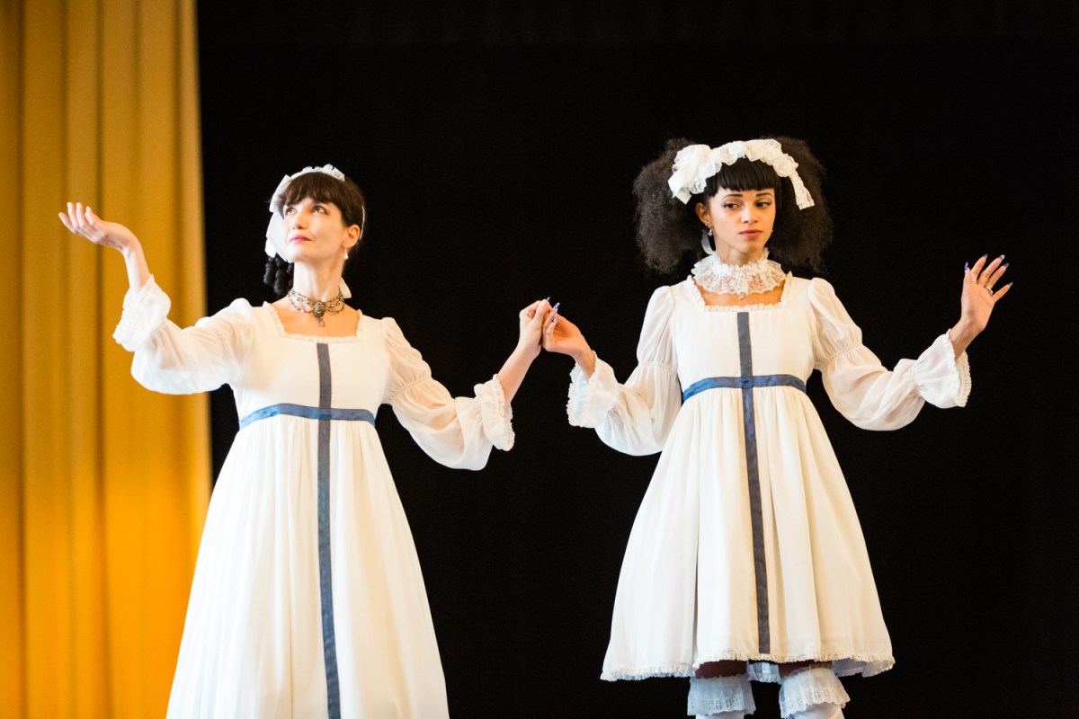 Come to Model in Domus Reginae! – Hellocon